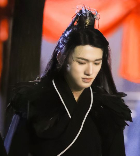 Song Yaxuan cuts the dog and gnaws on his bangs, and his hair style is ...