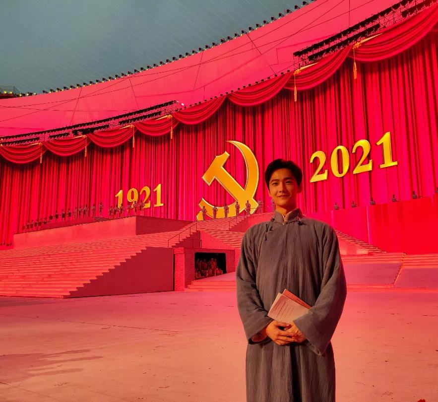 A group photo of a century-old art performance: Yang Yang, Deng Lun ...