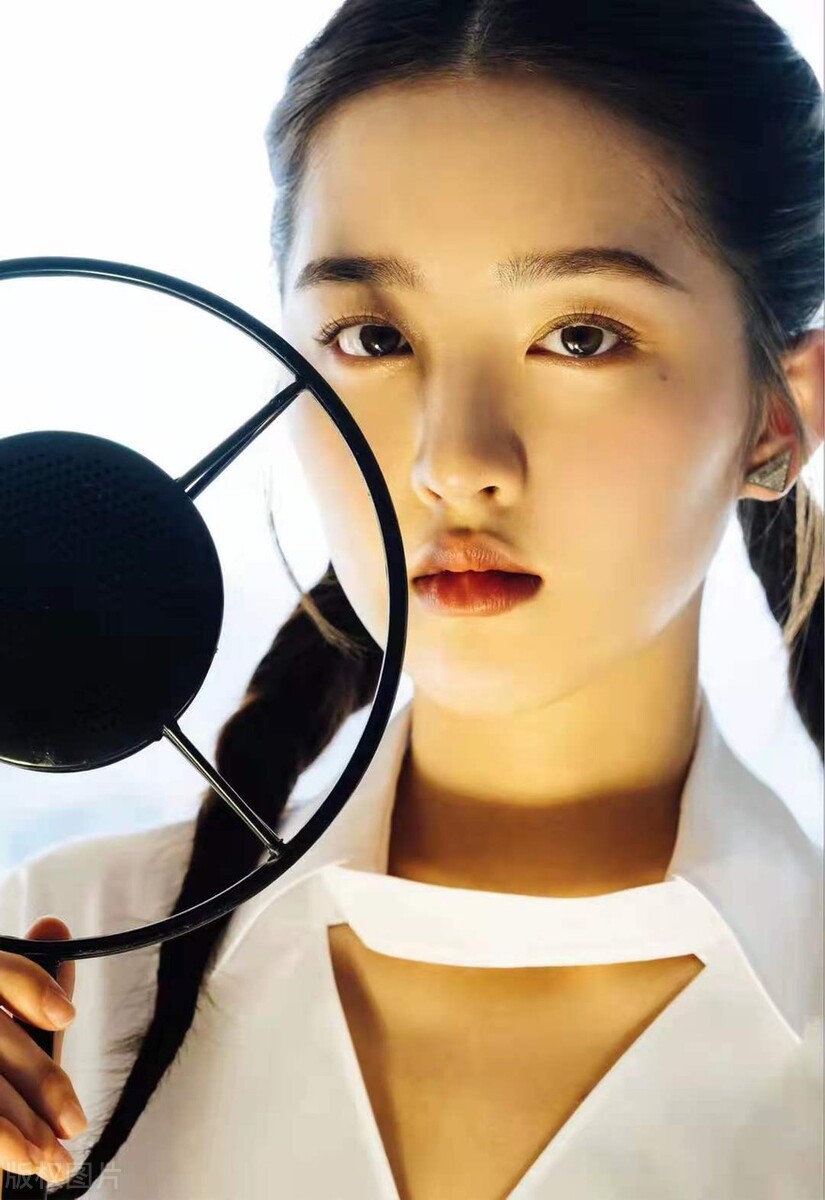 The truth behind "Fame": The singer-songwriter Nightingale has a dual ...