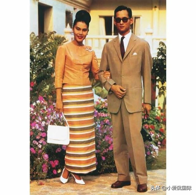 Let the dog chase his sister, and give the rank of the rival to the dog ...