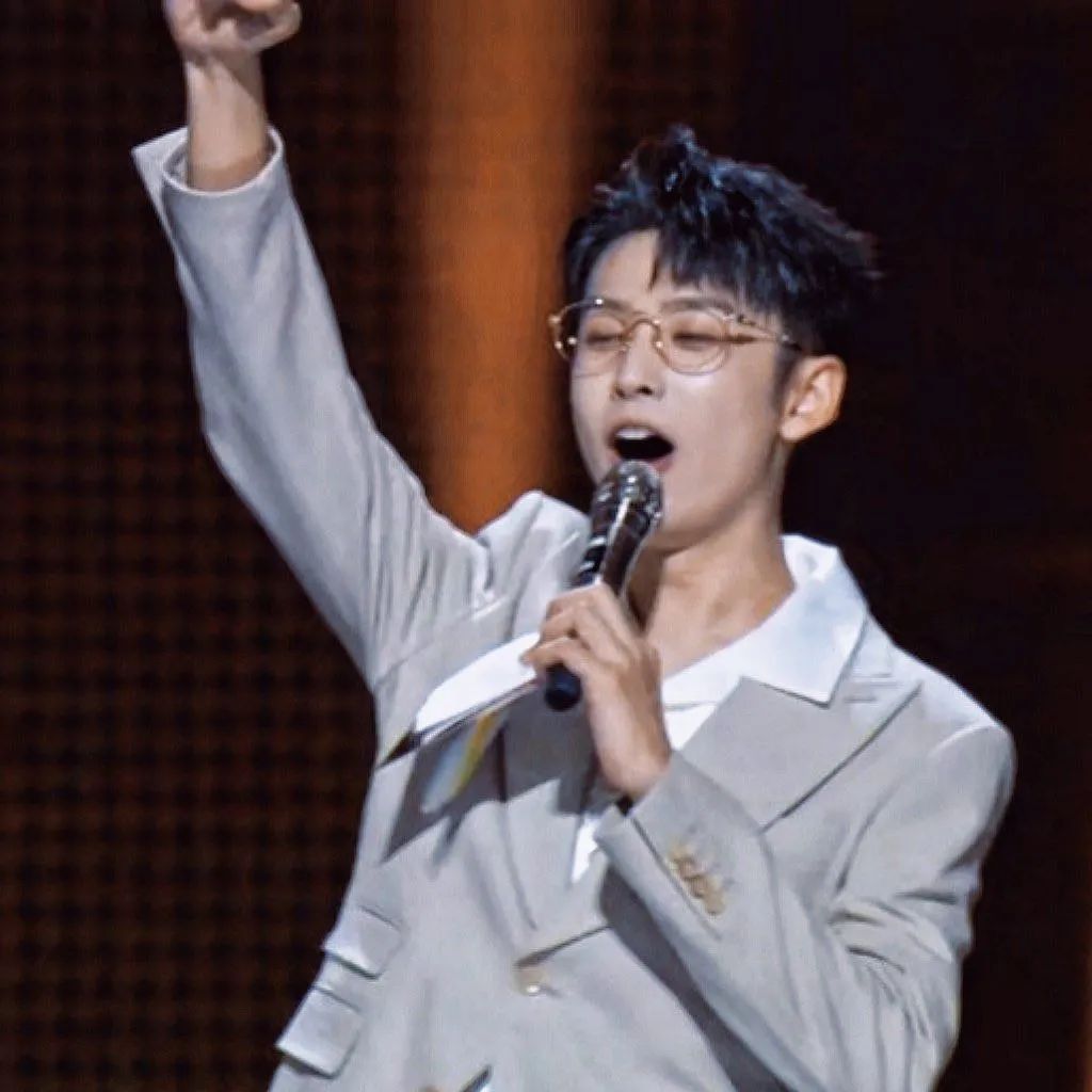 What is the background of Qi Sijun, the host of "Big Brother Overcoming ...