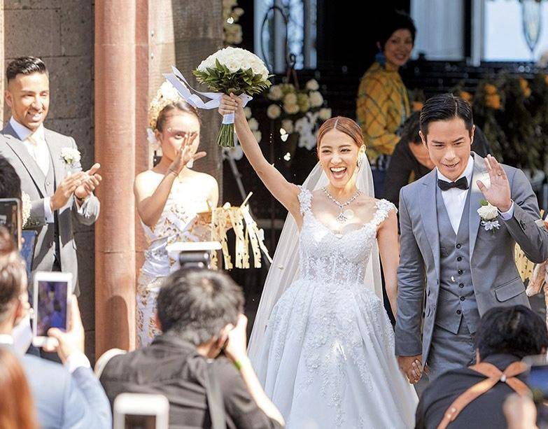 In the wedding photos of brides in the circle, Shu Qi's short-sleeved ...