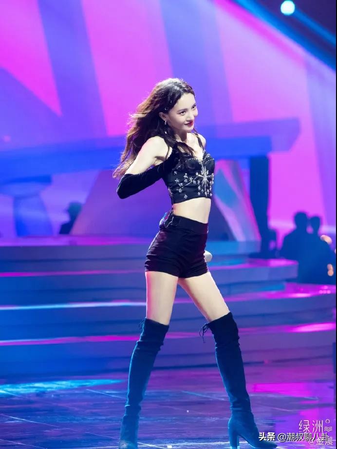 With fair skin and beautiful long legs, Jin Chen is really getting ...