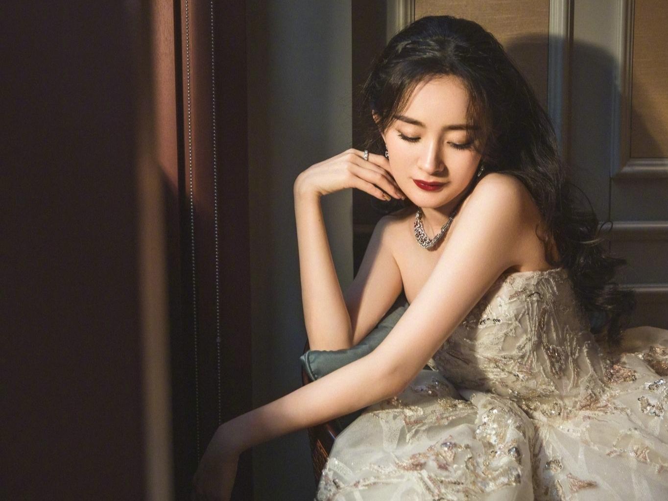 31 years of debut, 85 flower Yang Mi's black and red road - iNEWS