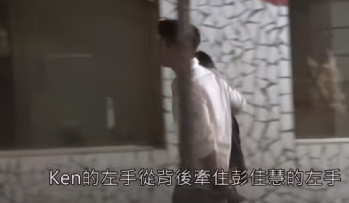 Peng Jiahui and the muscular man held hands to press the road and kissed in the street. After ...