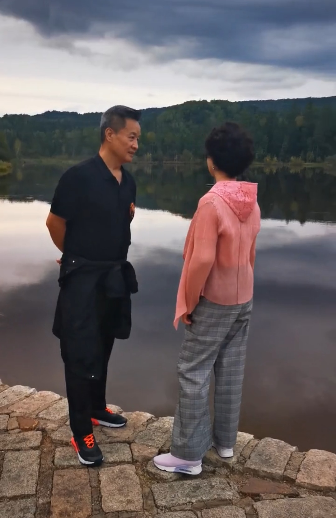 Yan Weiwen is traveling with his wife!Liu Weixing's body is slim and ...