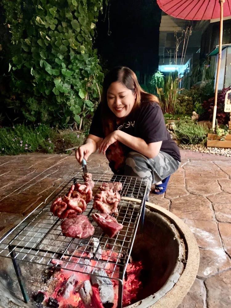 Thai princess wears Adidas slippers and squats on the ground to eat barbecue, like a spiritual ...