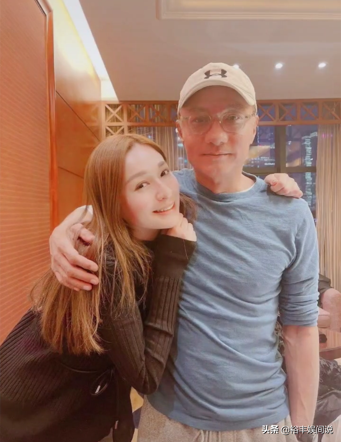 Lin Junxian rarely took photos of his father and daughter! The daughter has 43 inches long legs ...