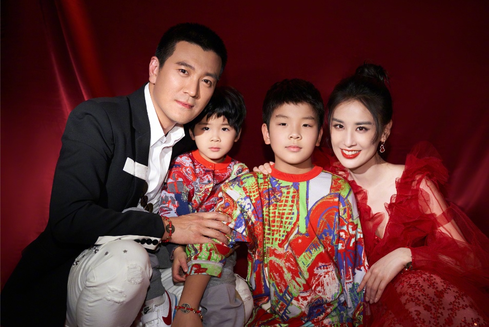 Huang Shengyi's family of four appeared on the stage to sing in the ...