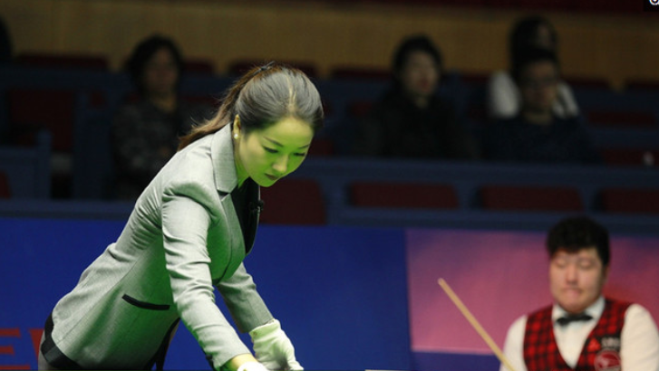 The beautiful Chinese snooker referee, with Higgins as his idol ...