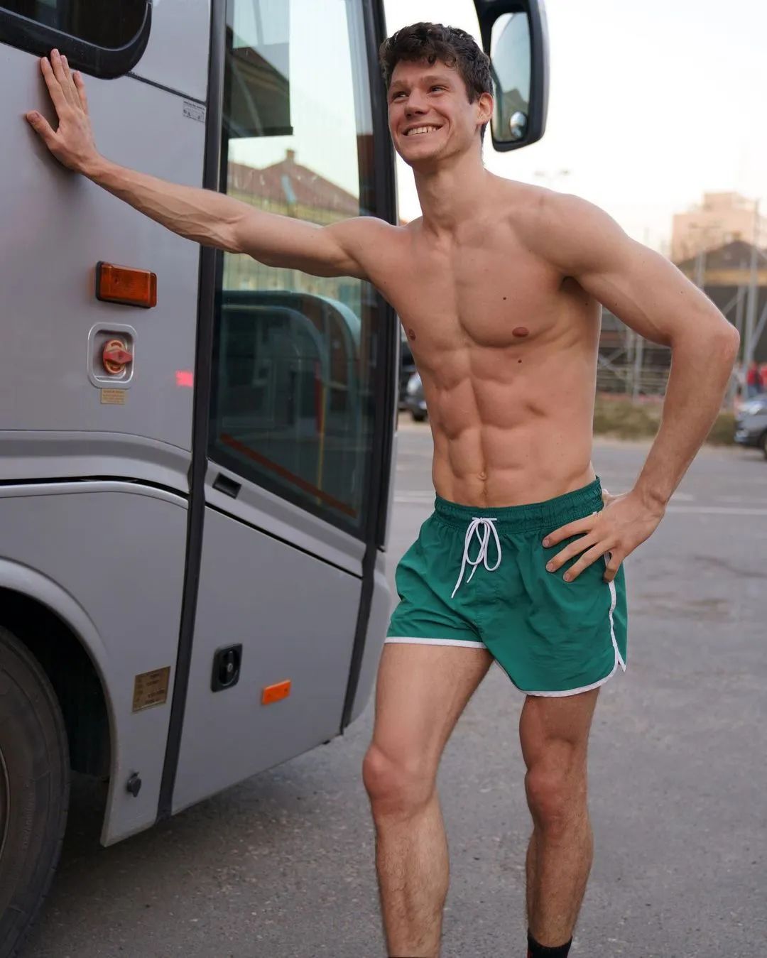 Hungarian male model Ethan O'Pry looks soaring after changing hairstyle - iNEWS