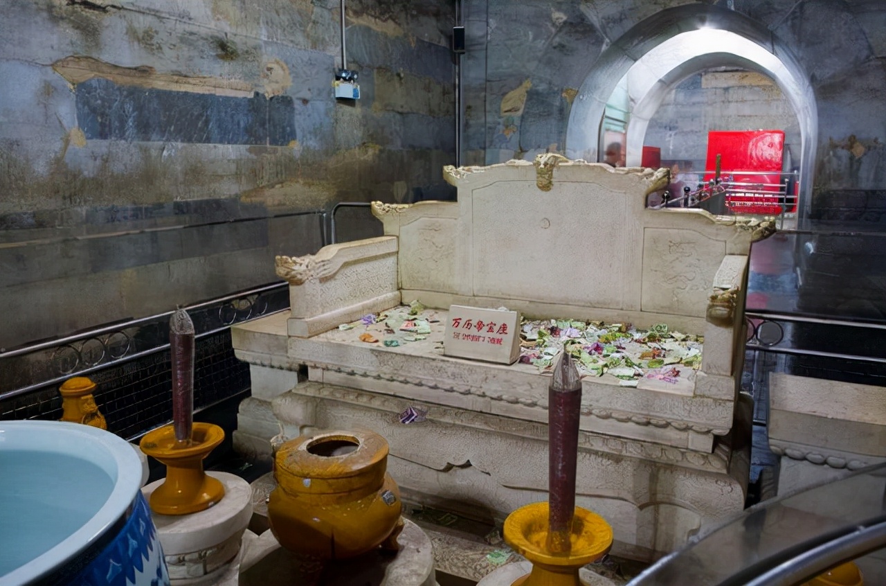 The archaeologists excavated Dingling and made a key to the tomb from ...