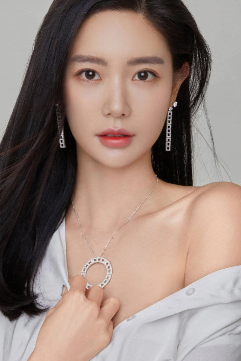 "Korea's No. 1 Beauty" Lee Sung Min has a charming figure with a golden ...