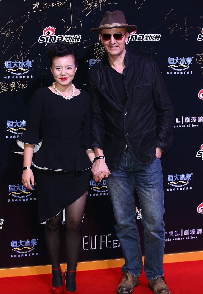 Gong Linna is a circle smaller than her foreign husband. She wears a ...