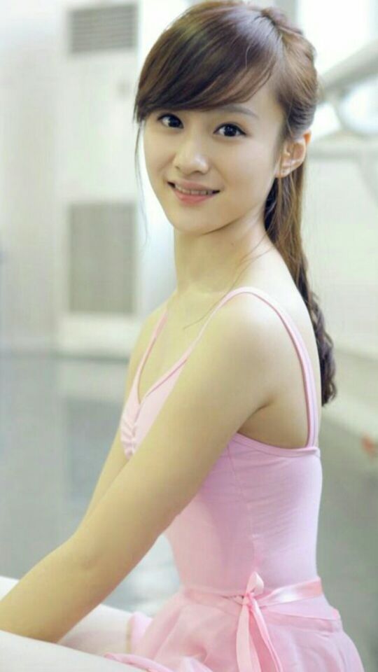 The beautiful actress Lu Yanqi has a beautiful photo. The short dress and the ball head look ...