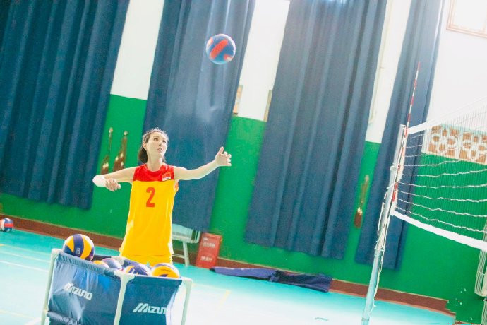 47-year-old Jiang Hongbo shows her supermodel long legs and over 10,000 sweaters. He revealed ...