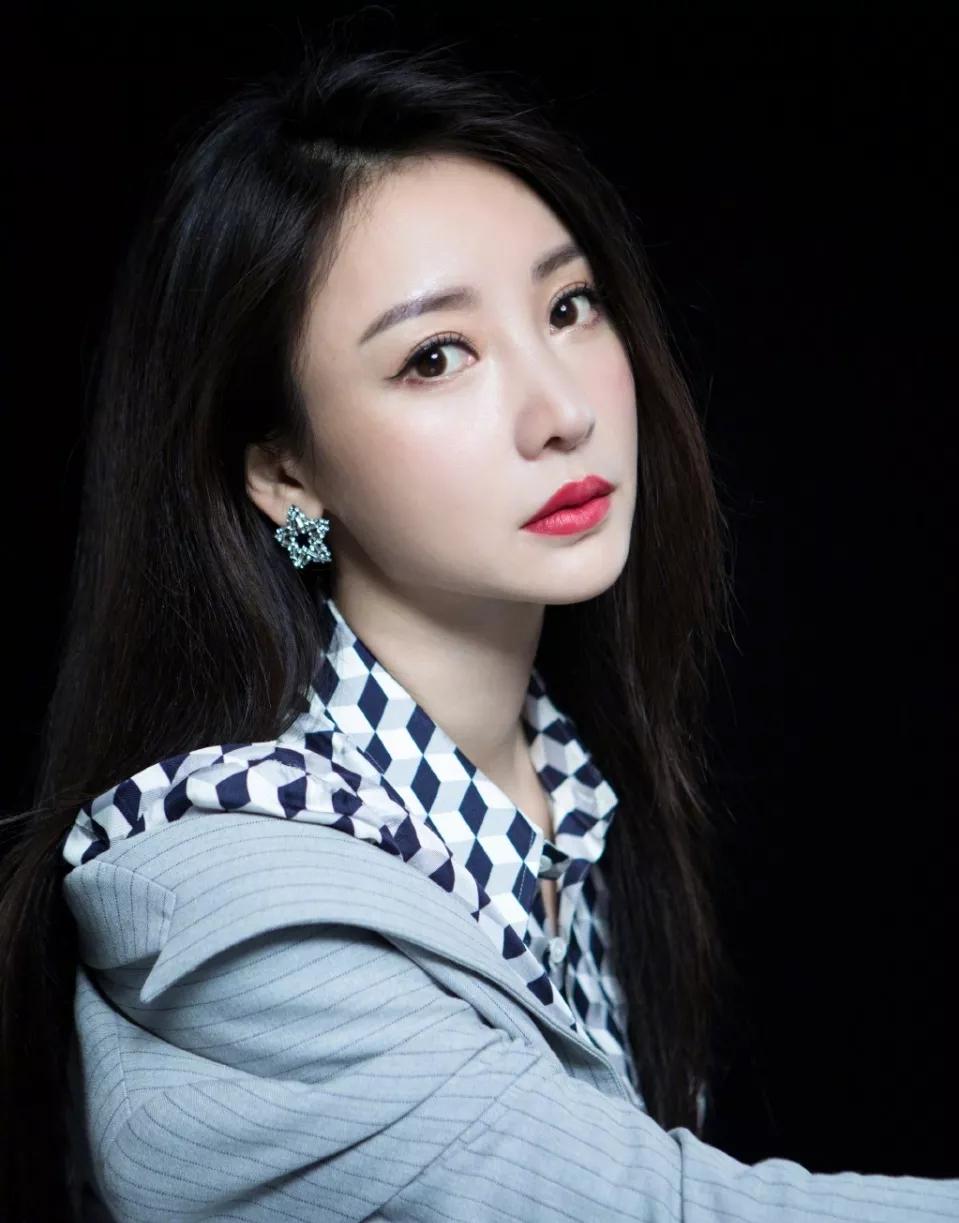 Liu Yan: Photo Atlas - iNEWS