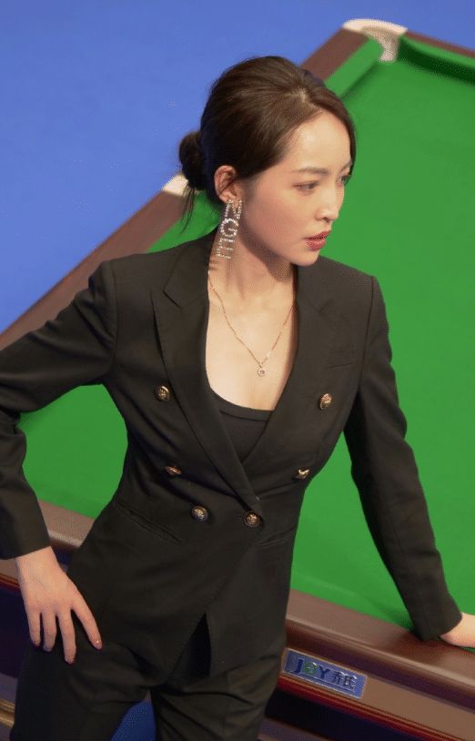 Amazing!The beautiful billiard referee is on fire, and she wears a ...