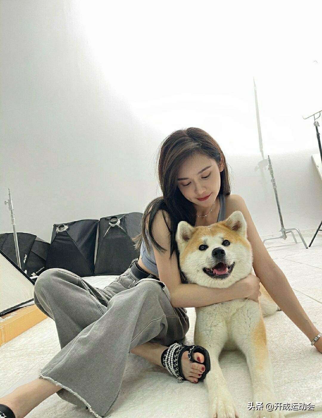 NBA female anchor Mina takes a photo in the evacuation passage ...