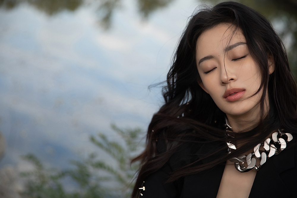 Sun Jiayu's quietness in early winter, a large metal texture ...