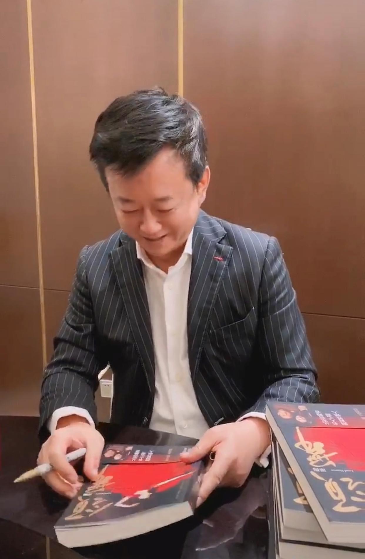 A recent photo of 57-year-old Zhu Jun is young, with jet-black hair and ...