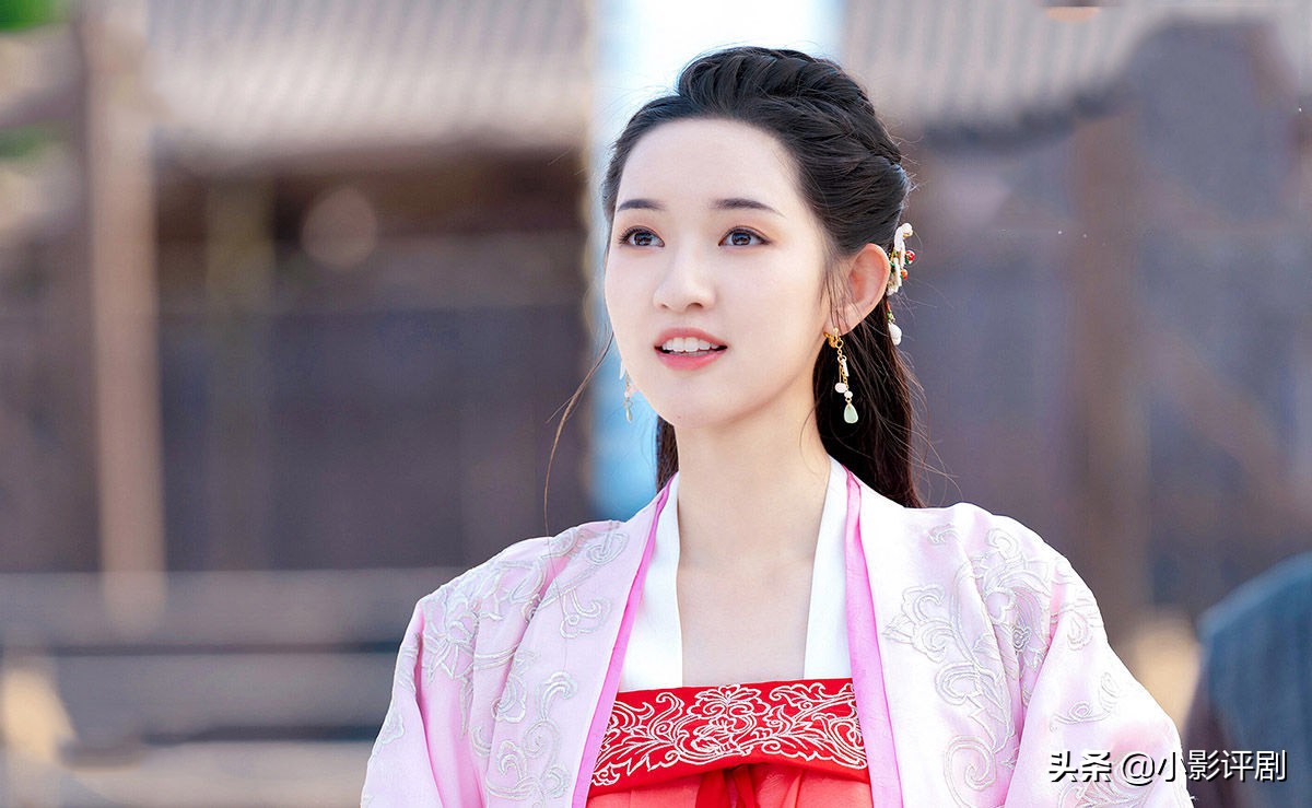 Yang Jue and Wang Yuwen are holding arms around her waist, suspecting a ...