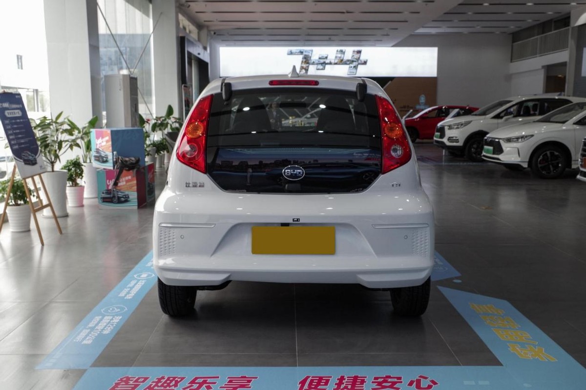 The 5-door 5-seater BYD e1, with a range of 305km and starting at ...