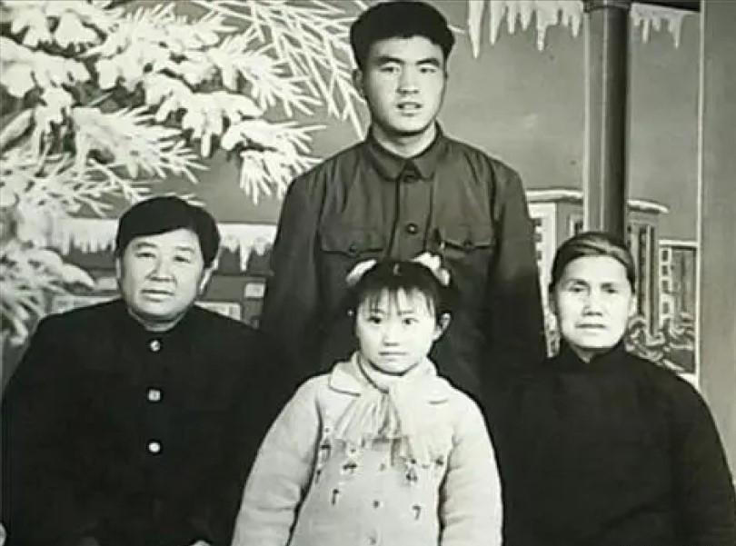 Principal hero Guo Junqing has never taken off his clothes to sleep for ...