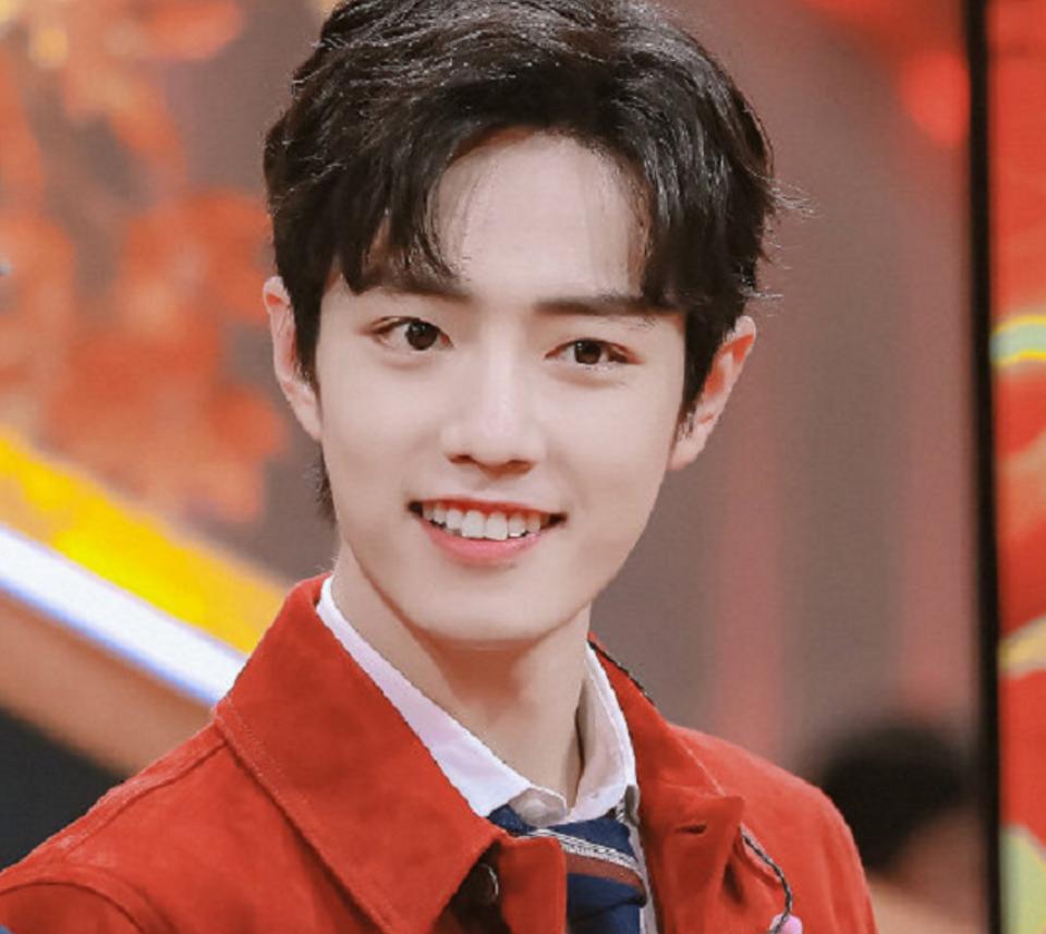 Xiao Zhan wears a hospital gown to do push-ups on July 9th!Laughing ...