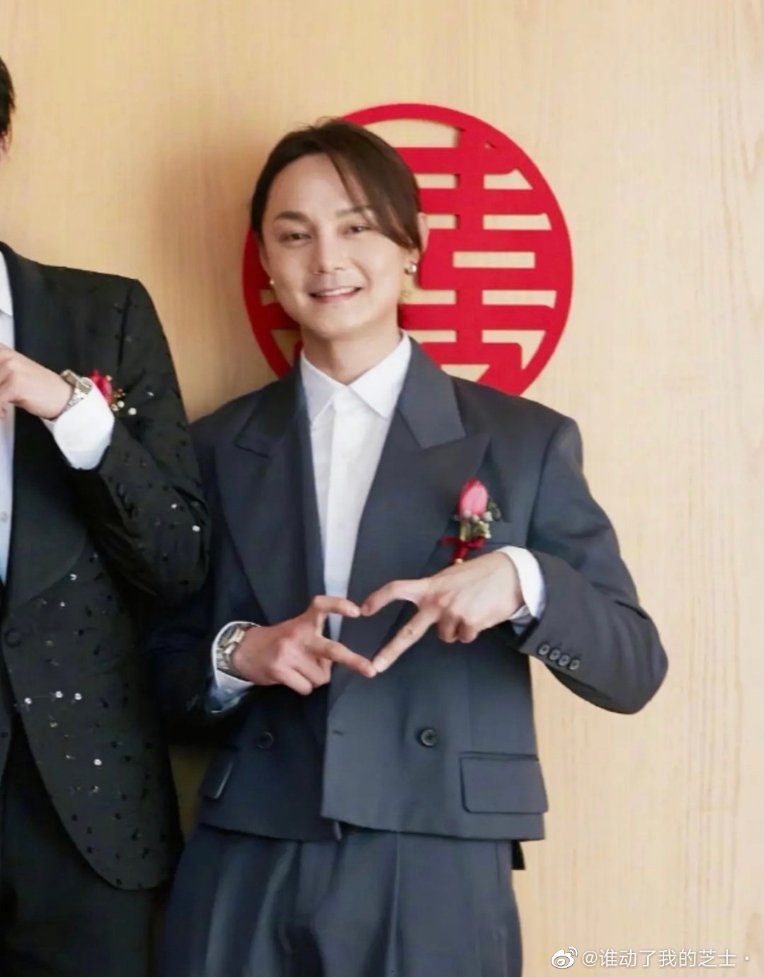 Yang Yang posted a photo of Wang Yanlin's best man, long-haired Yin ...