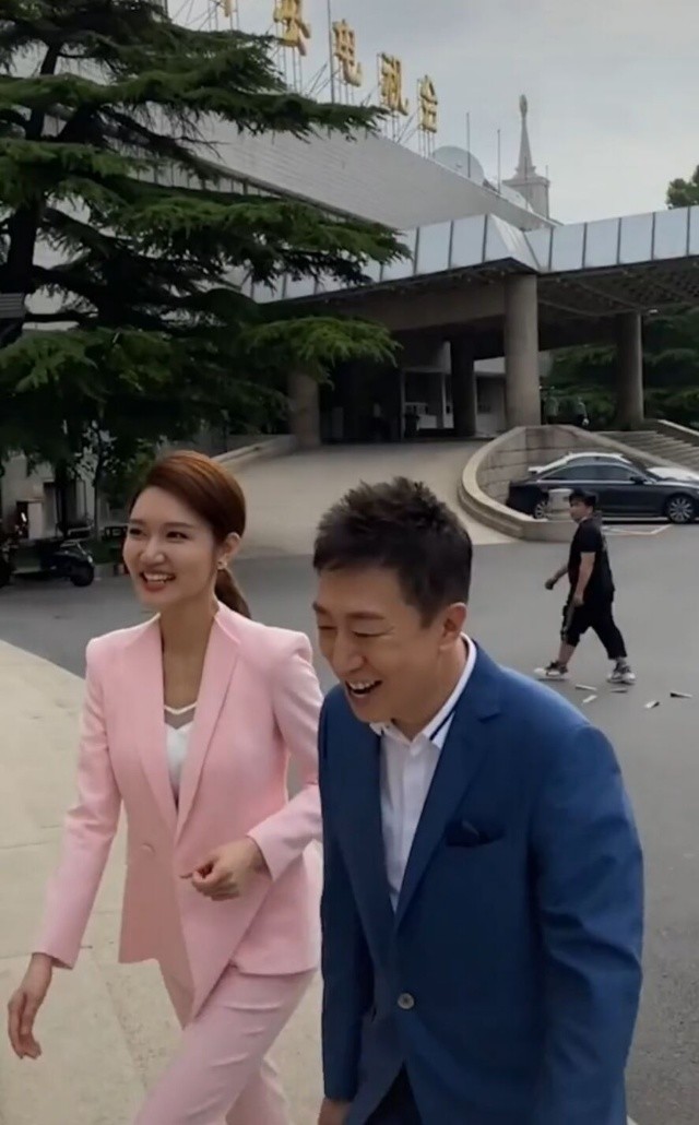 Chen Weihong posted the CCTV footage, jokingly matches Long Yang's clothes, and has children ...