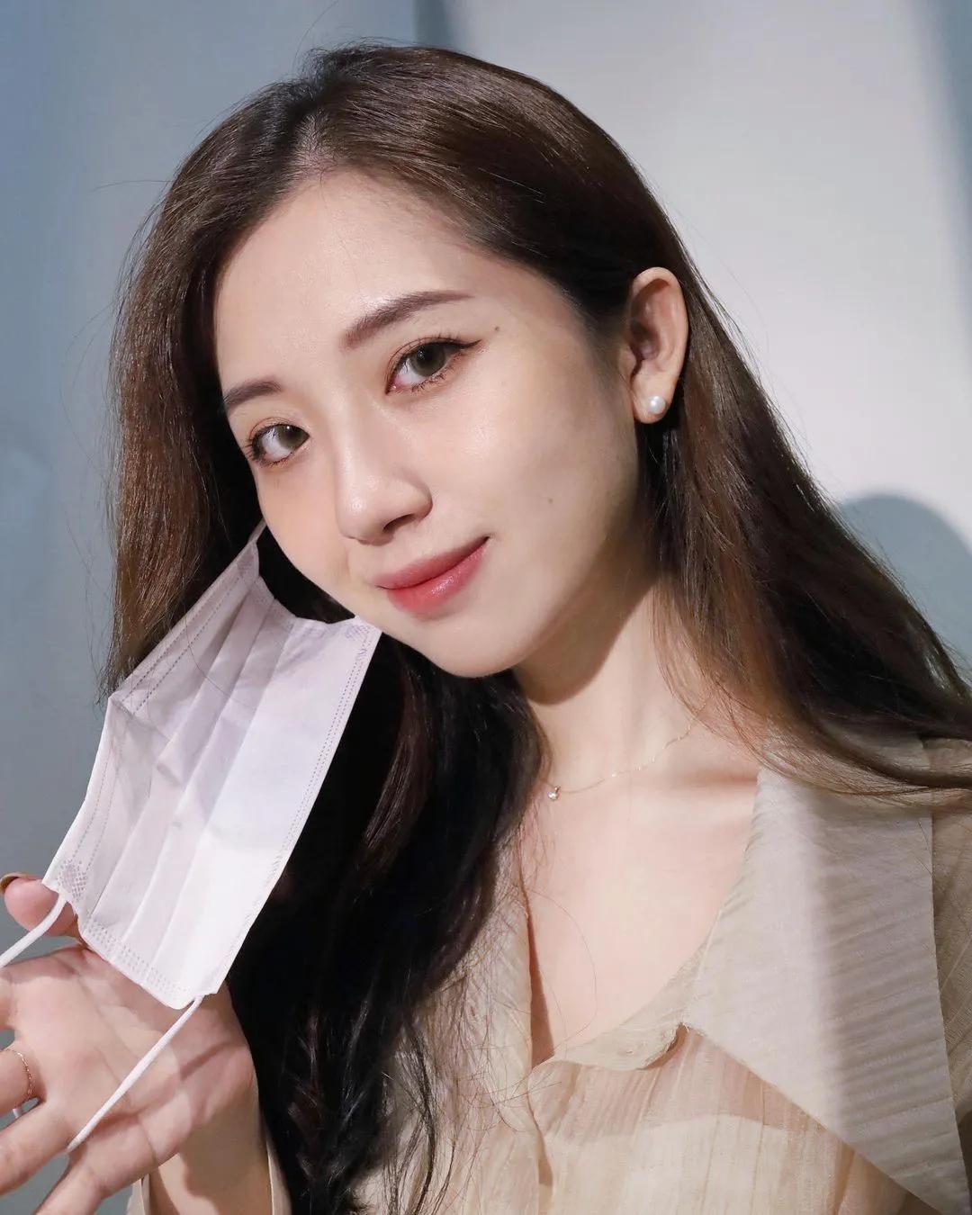 Beautiful fashion model He Zhen, with heavy colors among the flowers ...