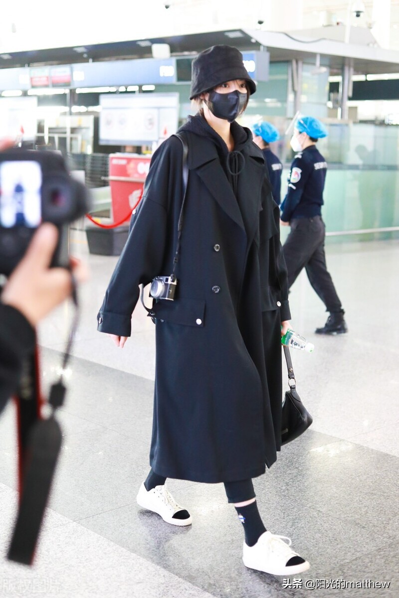 Street shot: Zhang Yishang all black look rushes to the trip, fresh ...