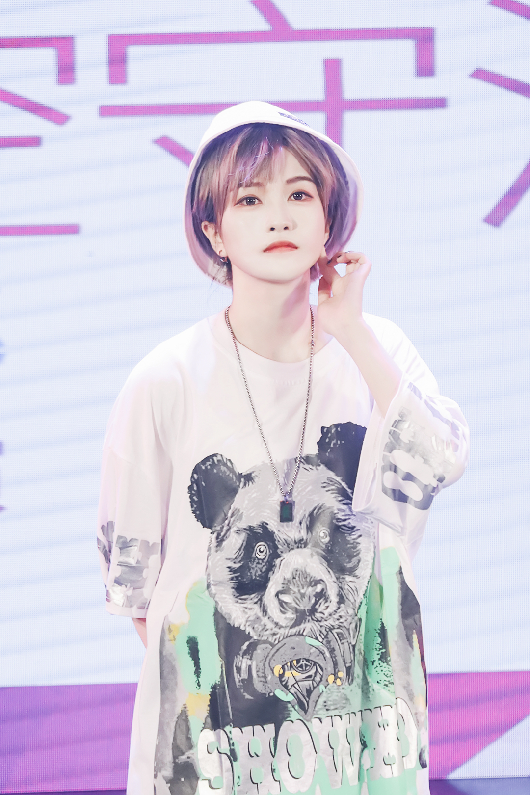 The vitality idol Ran Wei, handsome in men's clothing, and cute and ...