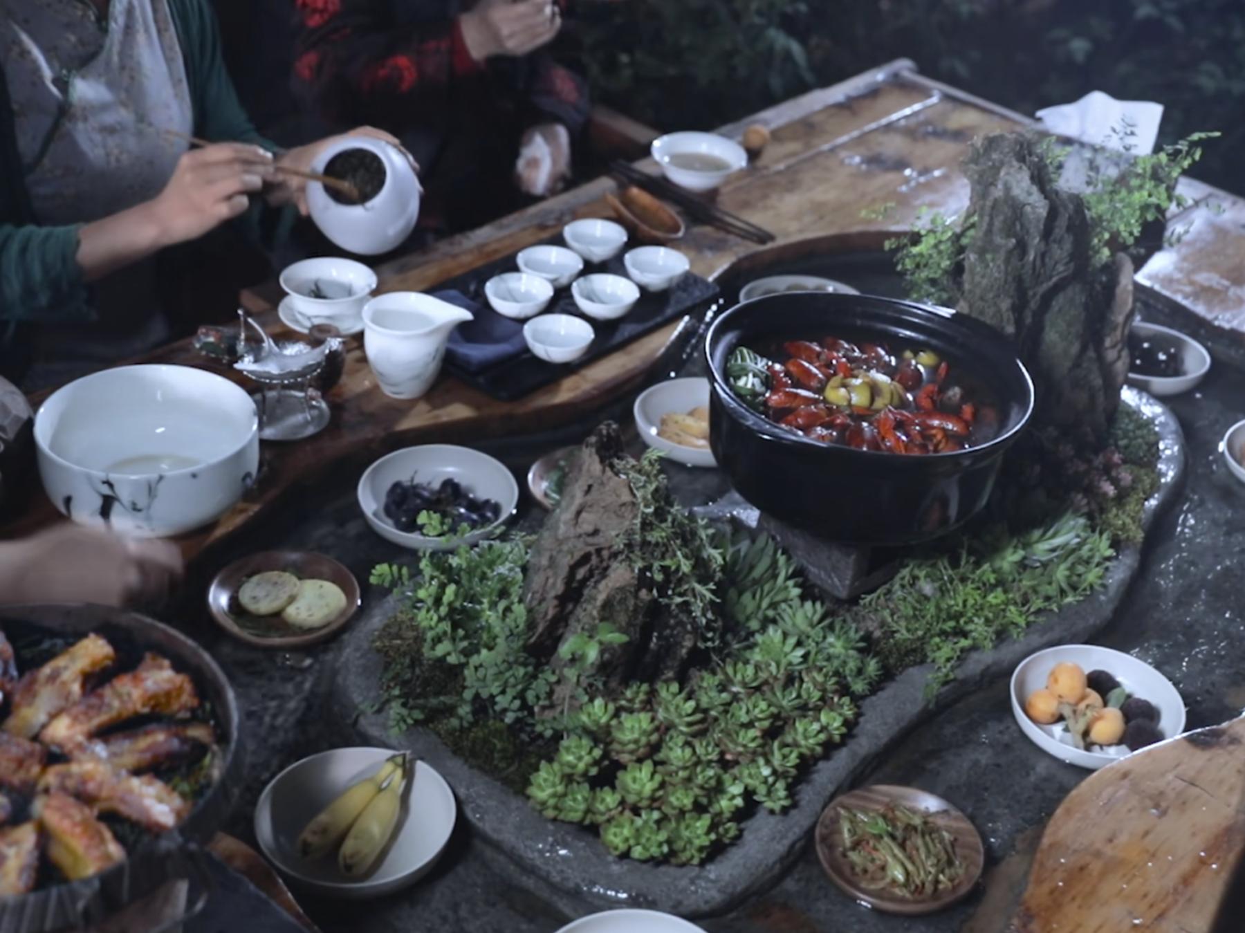 Li Ziqi treats guests to dinner, the scene is really spectacular ...