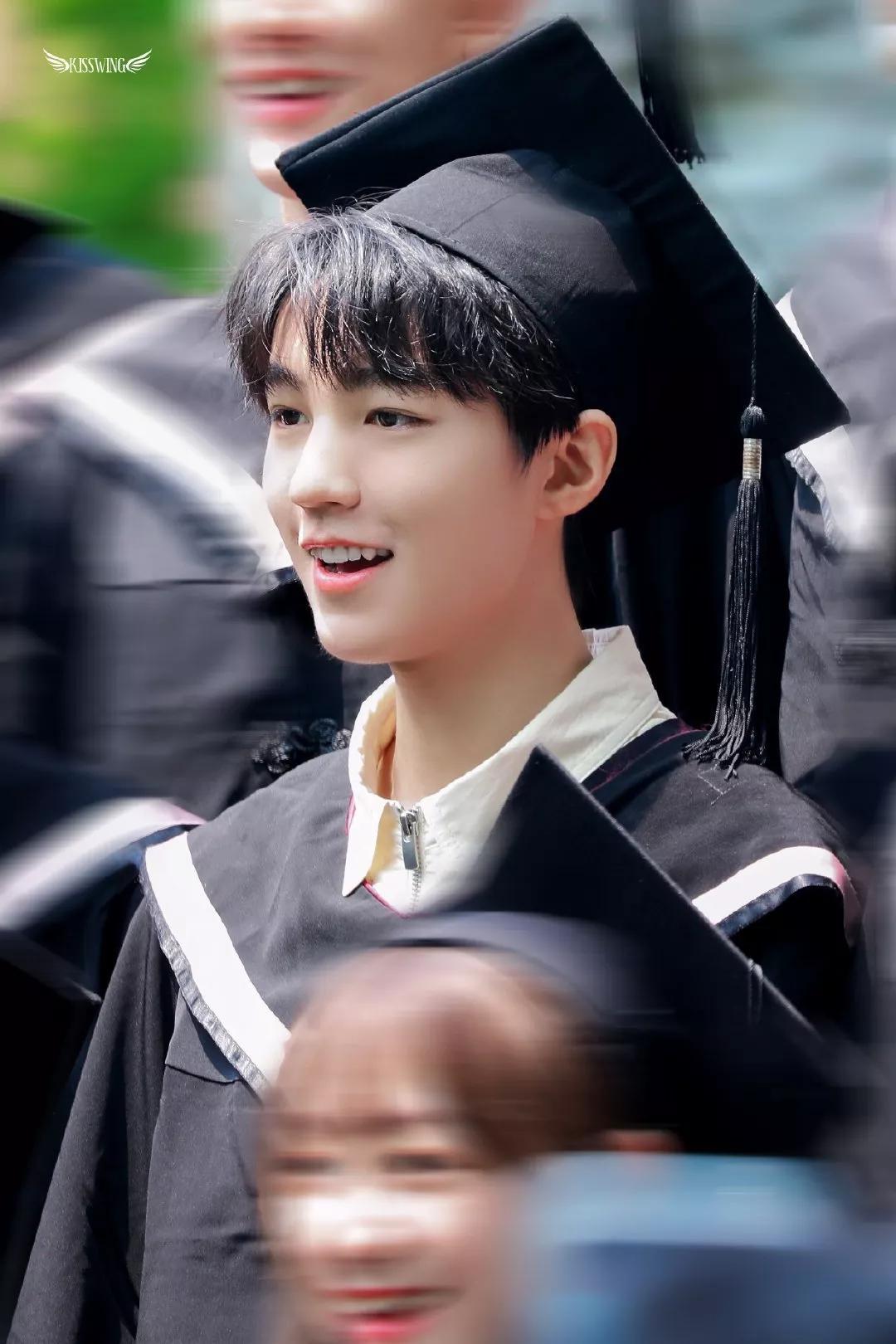 Wang Junkai, happy graduation - iNEWS