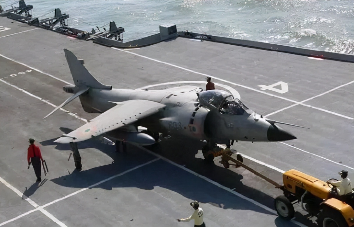 The aircraft carrier tractor is not unique to India!The United States ...