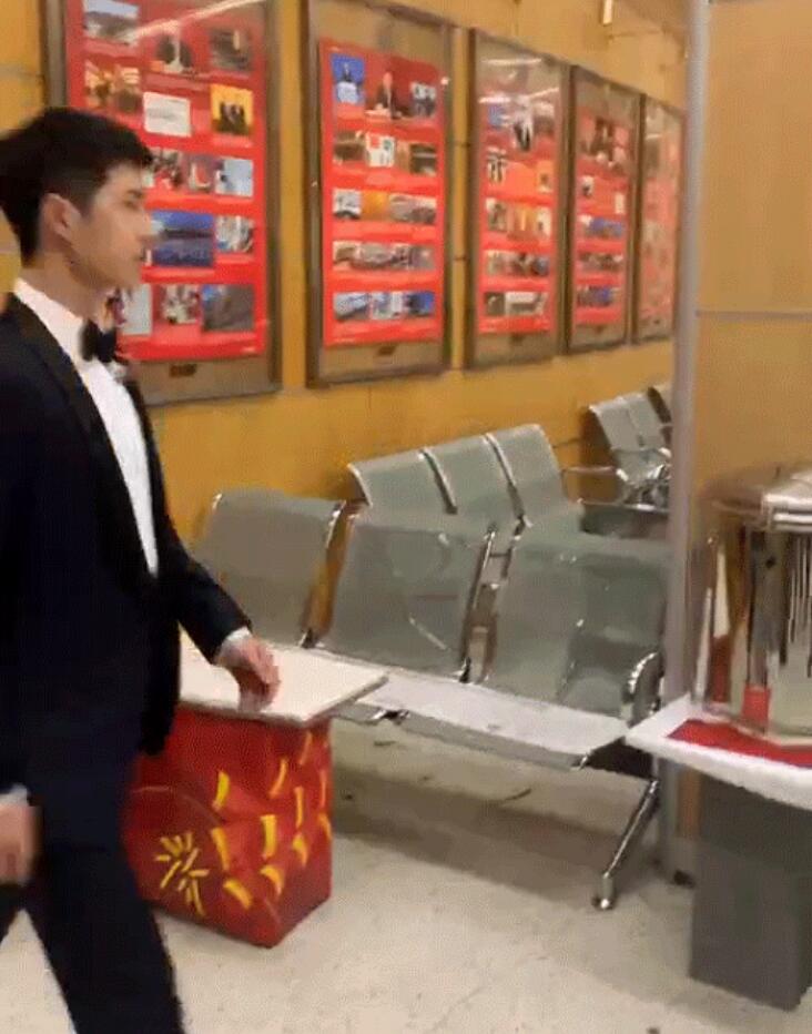 Wang Bo's 7th party Reuters, the suit is straight and handsome, his ...