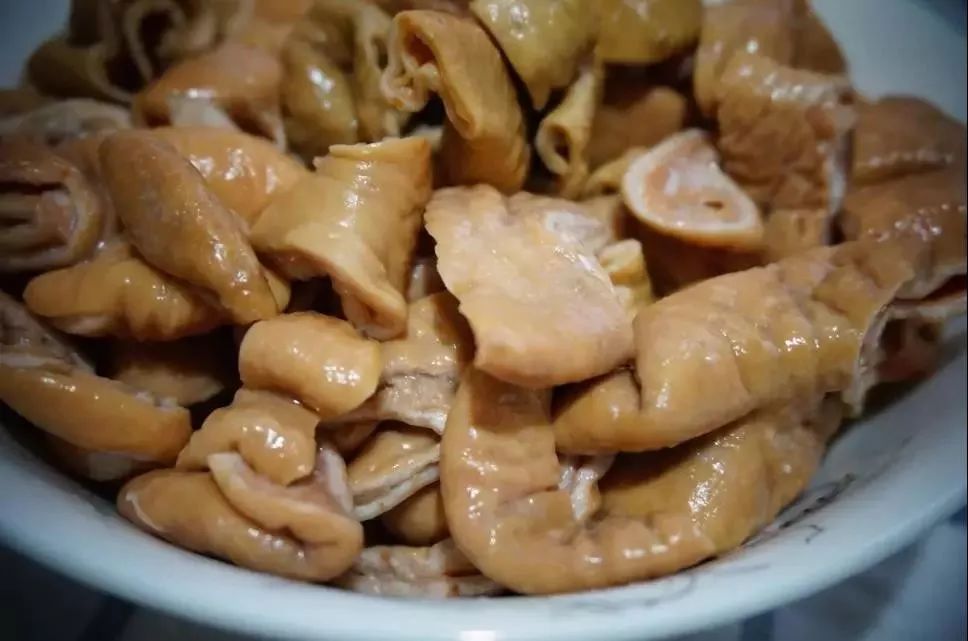 Why are pig intestines so dirty that many people still like to eat it ...