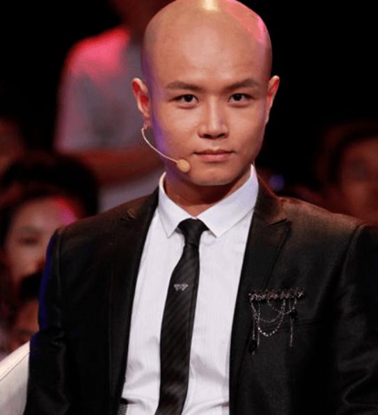 The famous host Le Jia, now shirtless shows off his muscles and buys ...