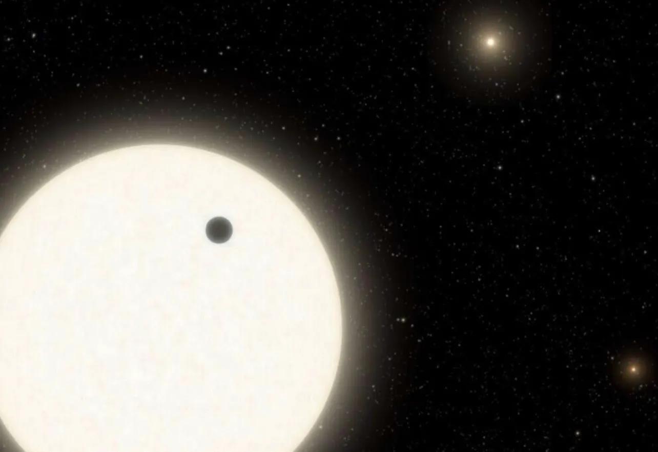 NASA discovered a sun-like planet with 3 stars, about 1,800 light years ...