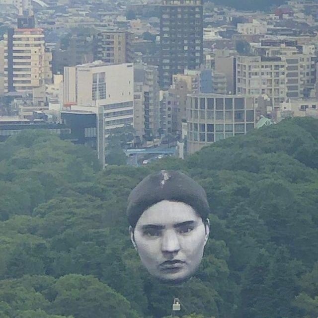 Realistic version of human head balloon!A huge human face appeared over ...