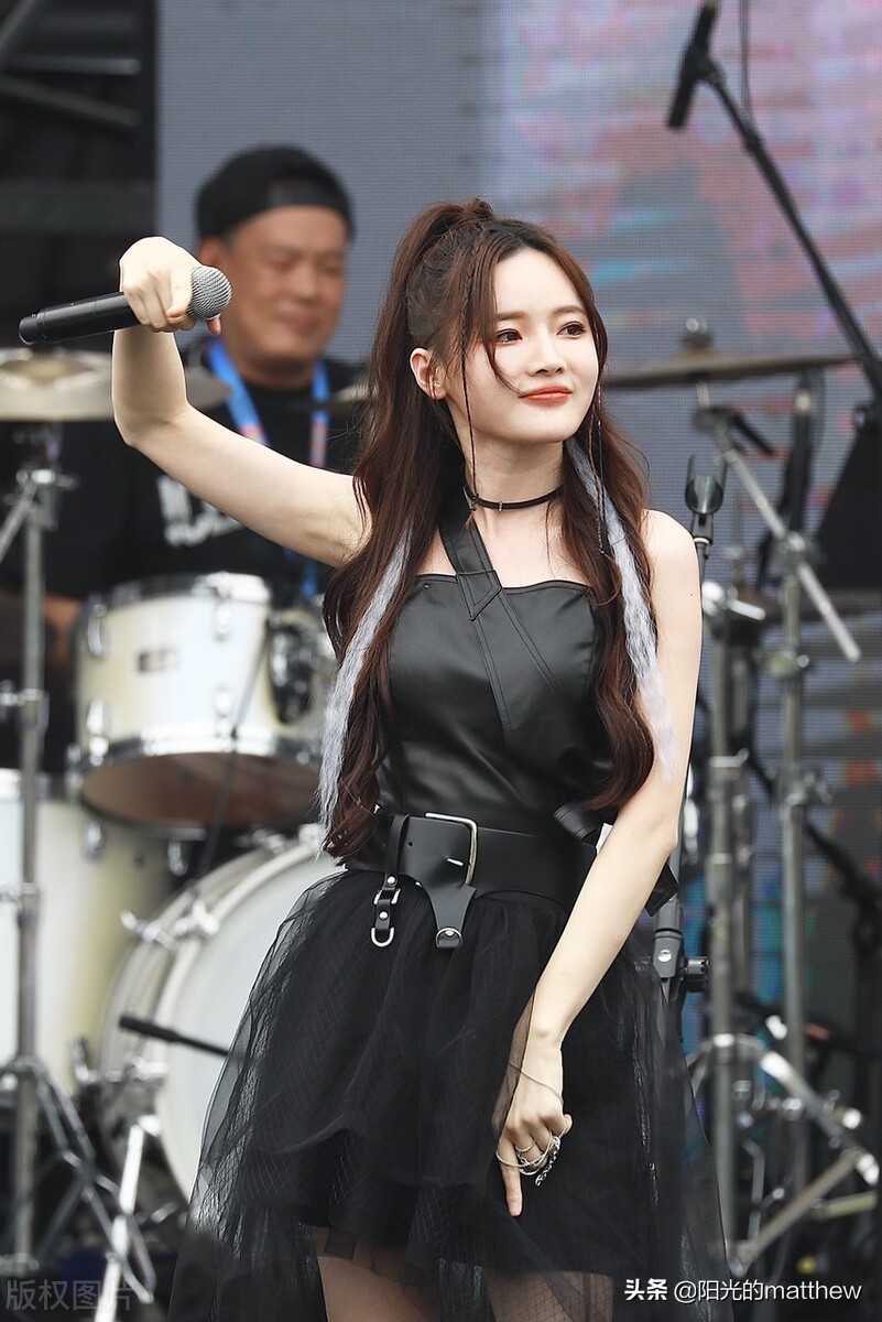 Dai Yutong appeared at the Chengdu Chaobai Music Festival, wearing a ...