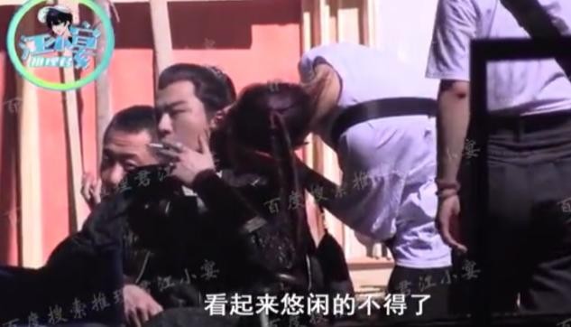 Well-known singer Liu Yuning smoked on set and was filmed!Swallowing ...