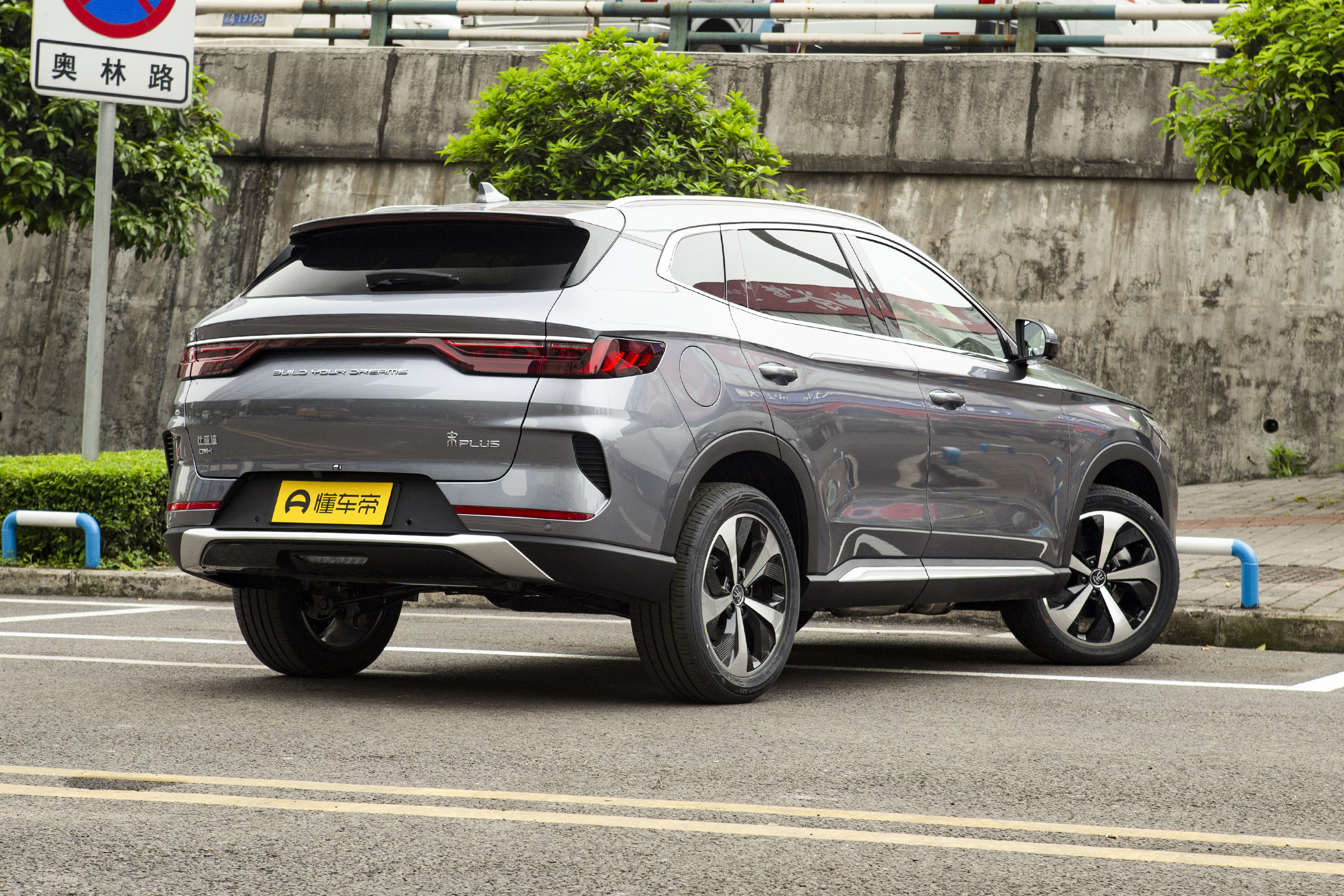 Did BYD win?In the past six months, the new energy SUV sales list ...