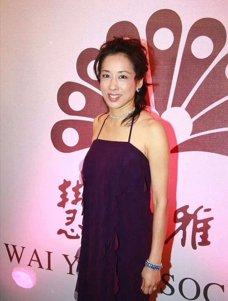 62-year-old Zhu Lingling wears a apron skirt and is hugged by her rich ...