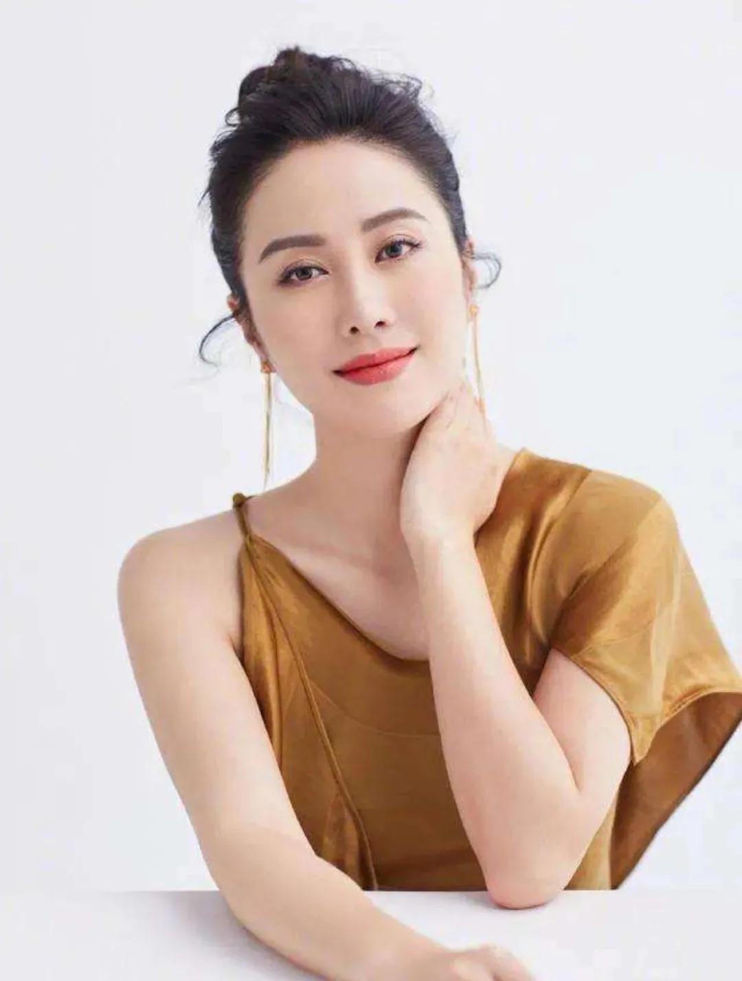 Ye Xuan, a classical beauty with fair complexion and elegant ...