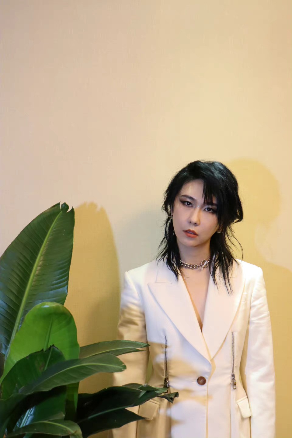 Zhao Meng, who rides the wind and waves, has she changed? - iNEWS