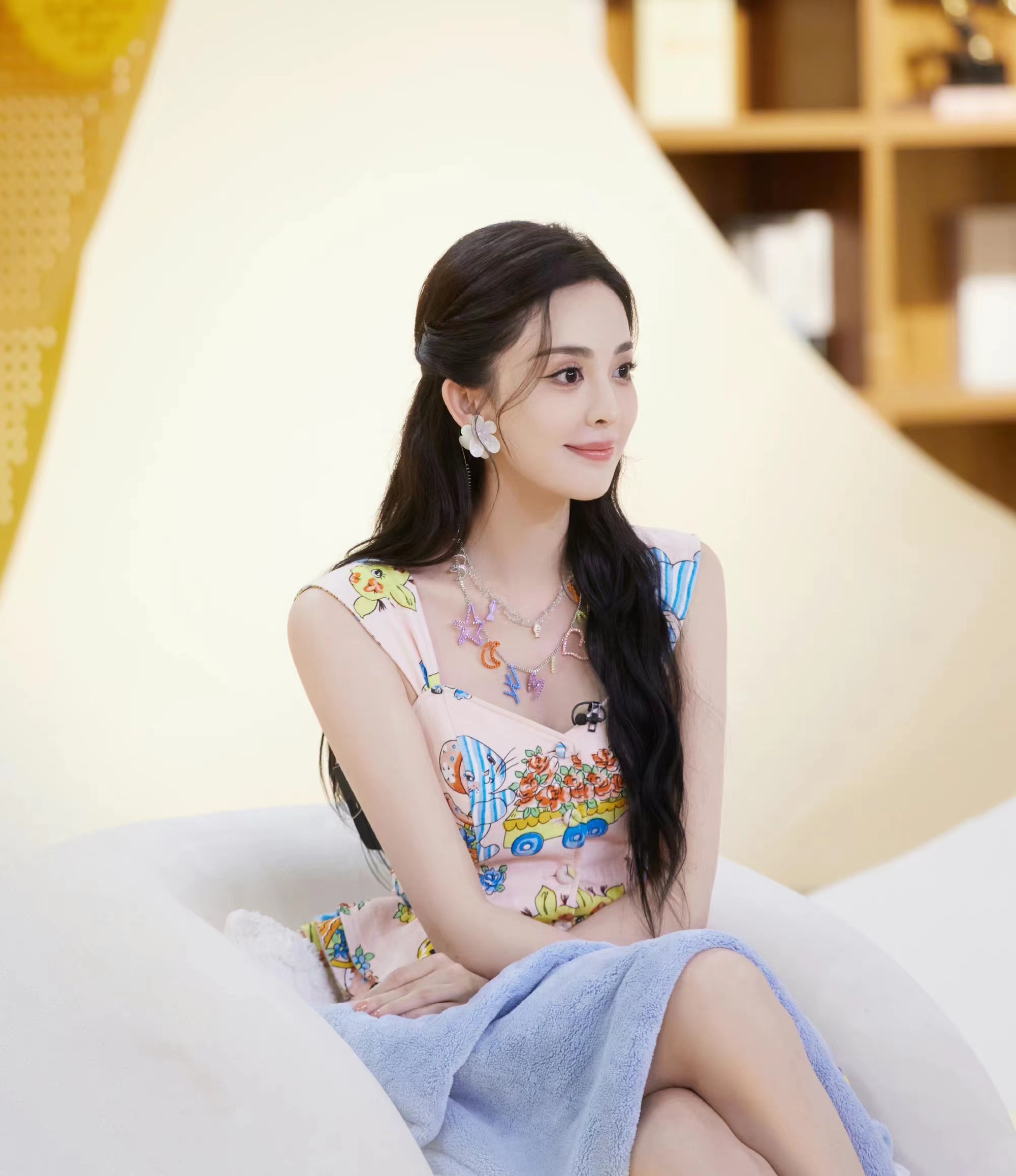 Guli Nazha's new look, wearing a cartoon suspender dress, turns into a ...