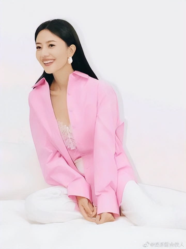 Shirt Control! Gao Yuanyuan's pink and white shirt photo is super ...